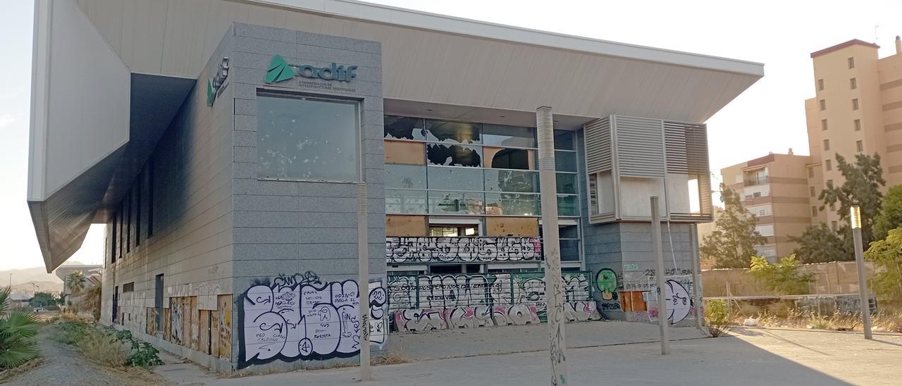 La estación Victoria Kent sigue en descomposición - La Opinión de Málaga