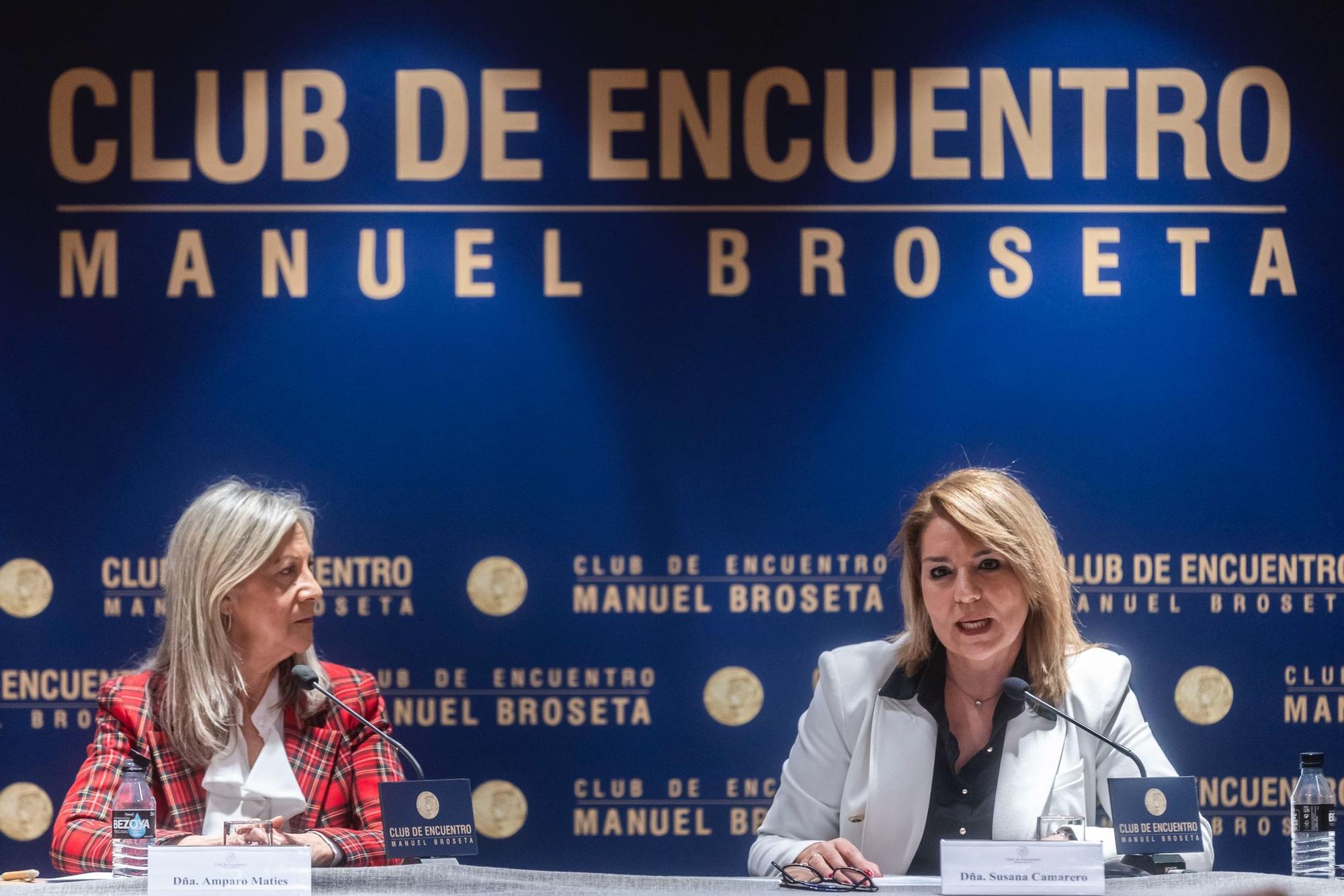 Camarero en el Club de Encuentro Manuel Broseta