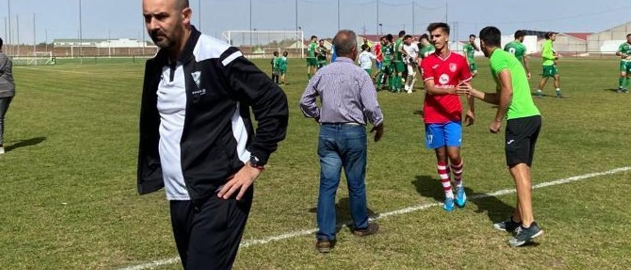 José María Rebollo, entrenador cacereño del Fuente de Cantos, líder ...