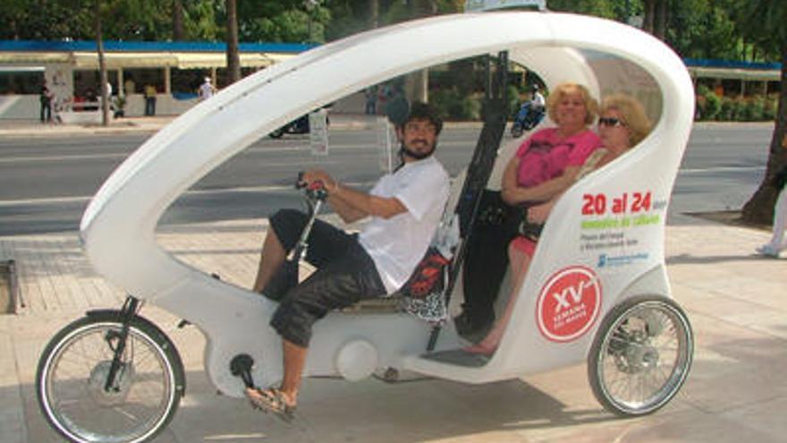 Los mayores descubren el placer de pasear en bicitaxi