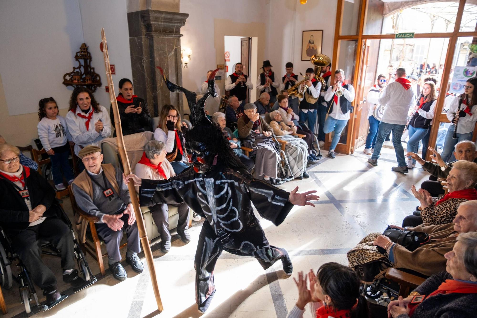 FOTOS | La 'revetla' de Sant Antoni en los pueblos de Mallorca, en ...