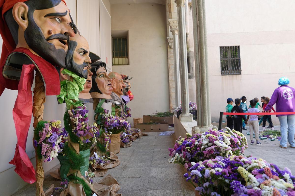 CAPGROSSOS TEMPS DE FLORS | Més de 300 alumnes creen el projecte dels ...