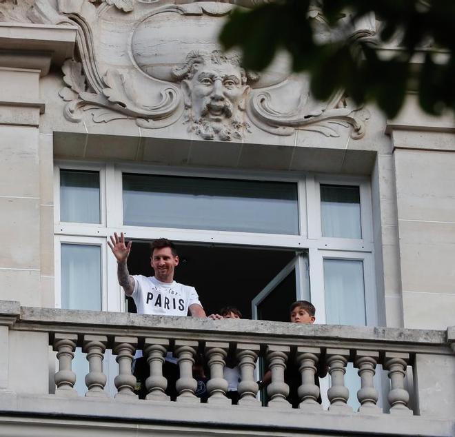 Fotos | Las imágenes de Leo Messi saludando a los aficionados en su hotel