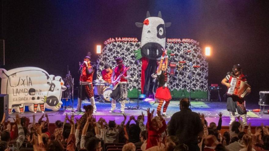 El Teatro de Tui colgó el cartel de completo con Uxía Lambona - Faro de ...
