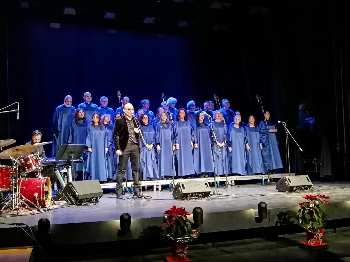 Toro vibra al ritmo navideño del coro gospel "Good News"