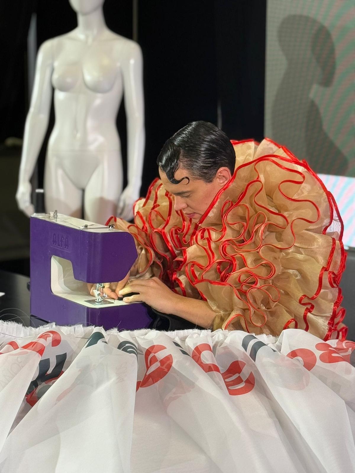 José Perea revoluciona Simof confeccionando un vestido en tiempo récord