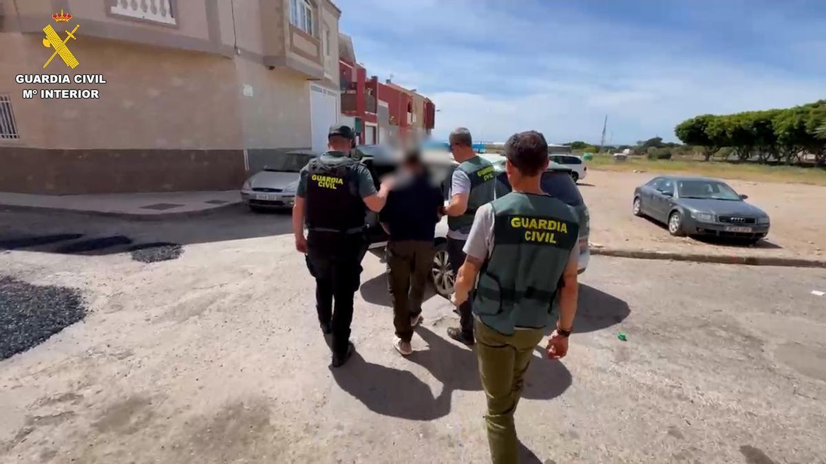 Cae una red que cobraba hasta 10.500 euros por regularizar a ...