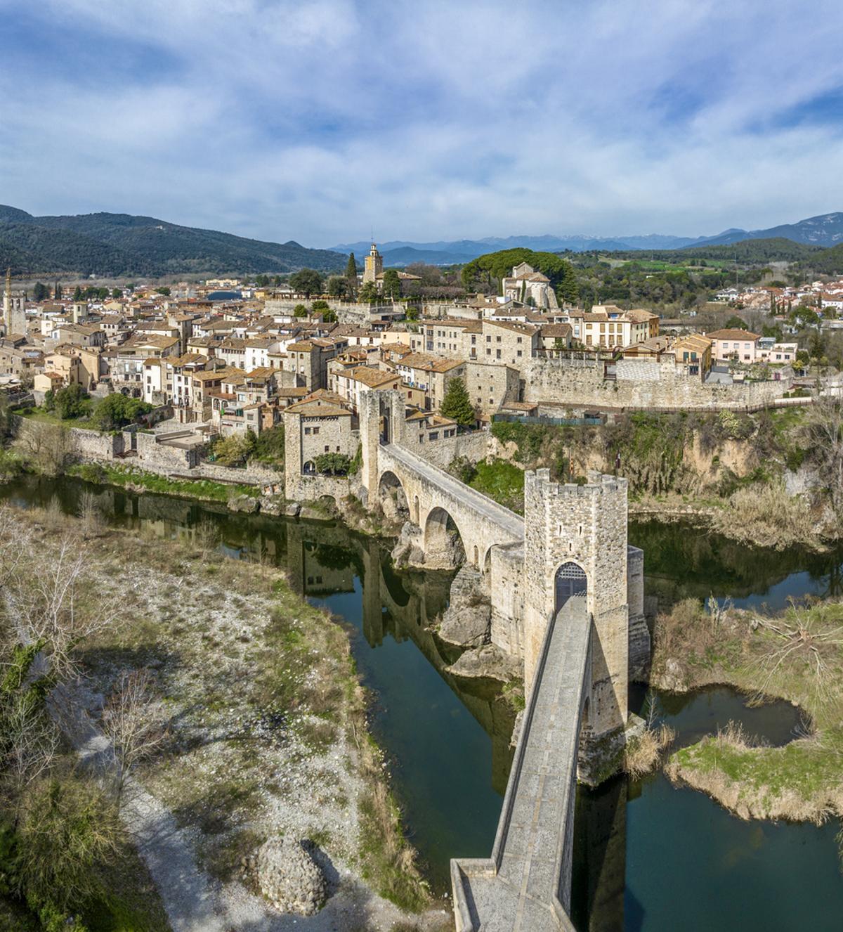 El pueblo medieval perfecto para recorrer a pie está en Girona ...