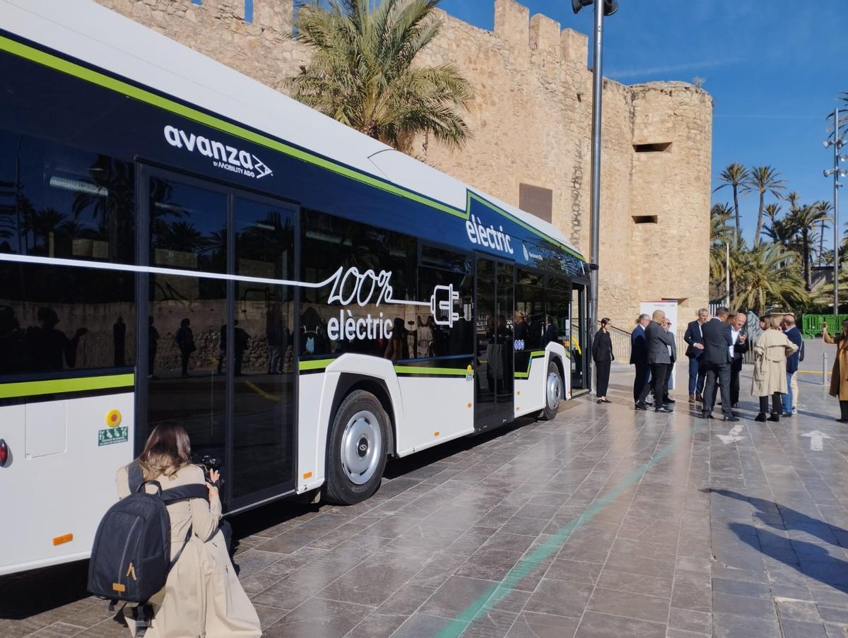 Elche incorpora a la circulación su primer bus eléctrico de los siete ...
