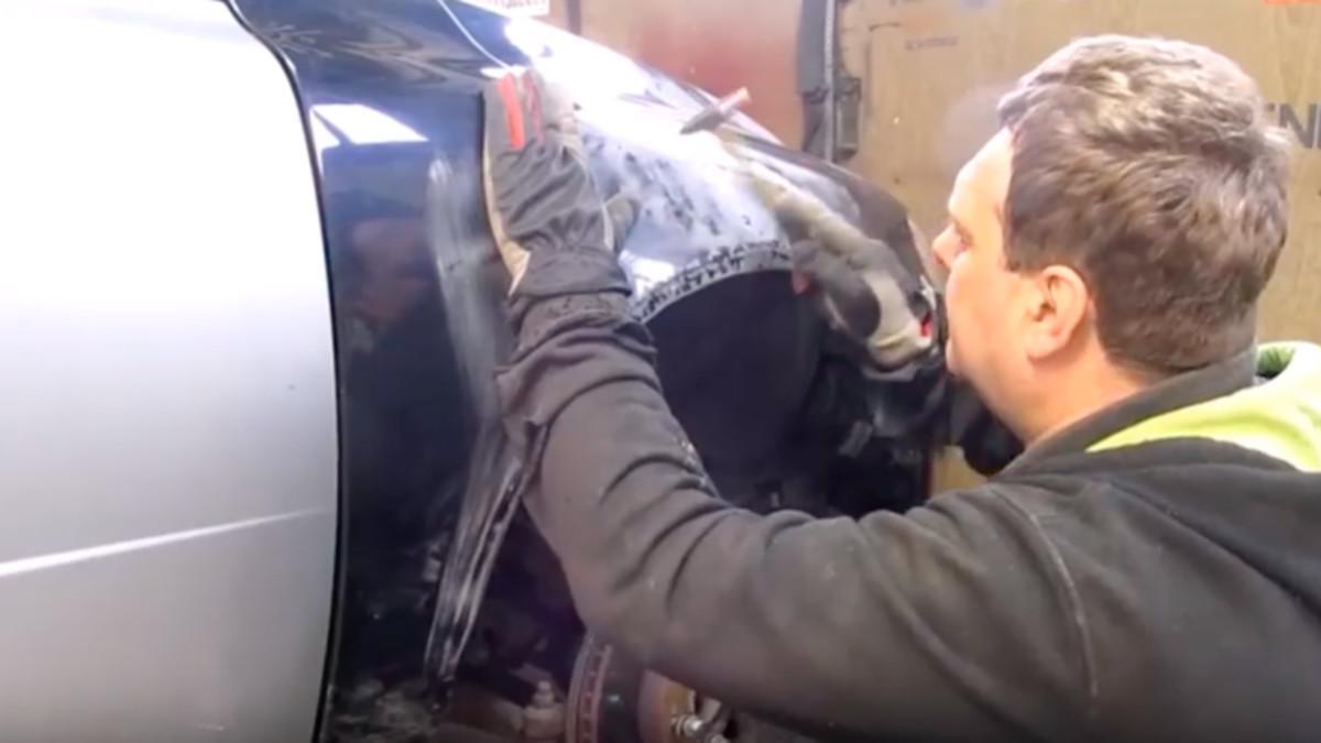 Arthur Tussik exhibe en Youtube su don para reparar coches con un mart