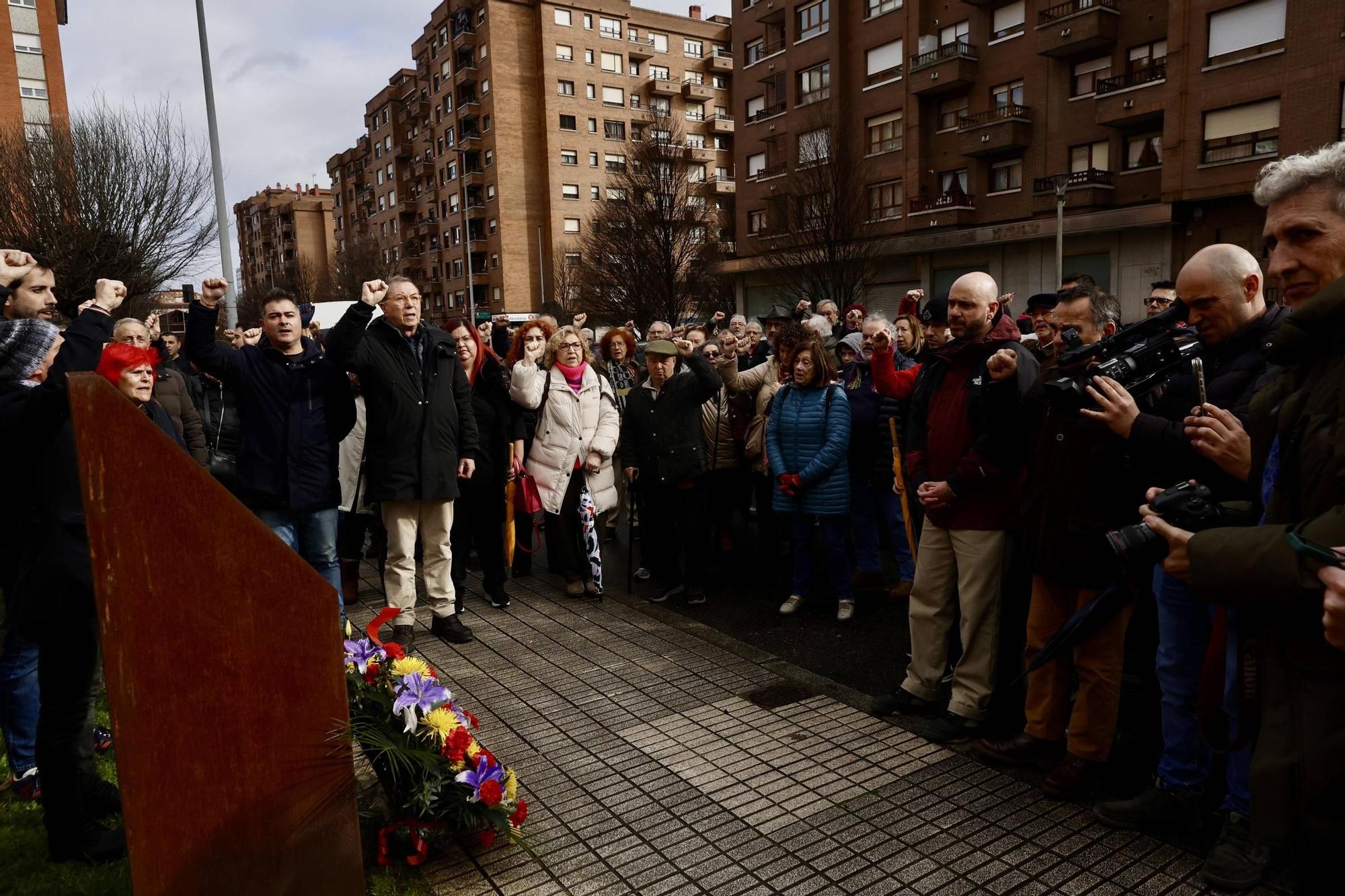 La ofrenda floral en Nuevo Gijón en recuerdo de los Abogados de Atocha ...