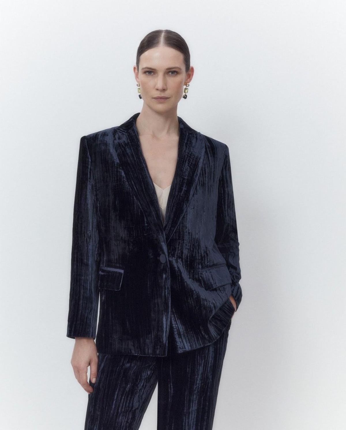La blazer de terciopelo azul que agotarán estas fiestas las mujeres a ...