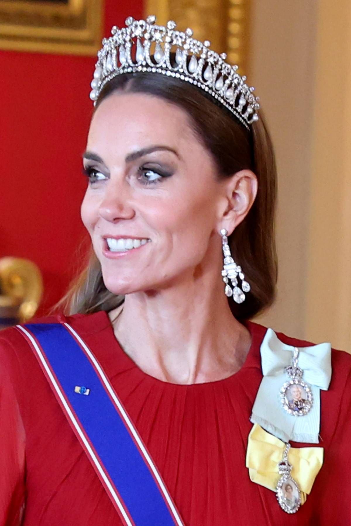 KATE MIDDLETON TIARA | Tiara y un mensaje oculto: el impresionante look ...