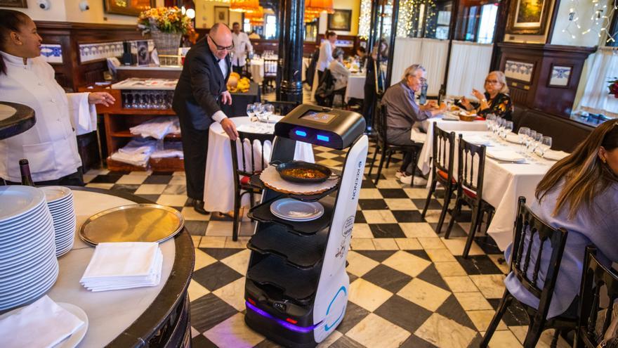 El 7 Portes compleix 185 anys amb un robot cambrer i un nou ‘fill’ a ...