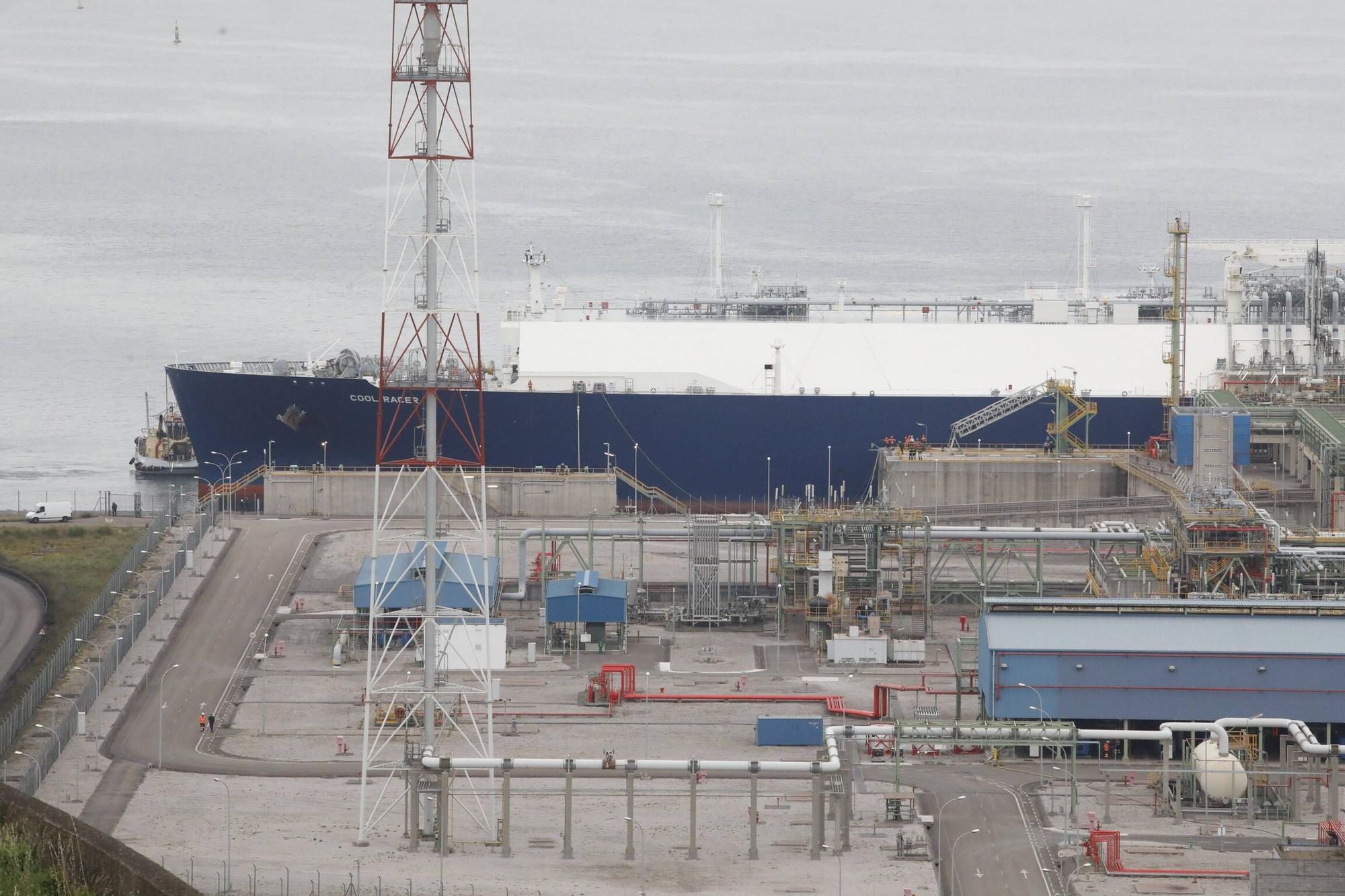 El primer metanero para la regasificadora ya está en el puerto de Gijón