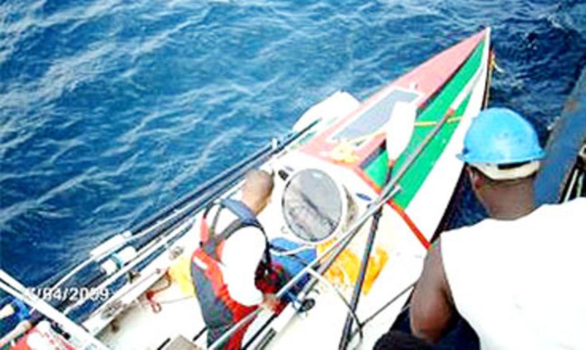 Un barco atunero español rescata a un náufrago que estaba perdido en el ...