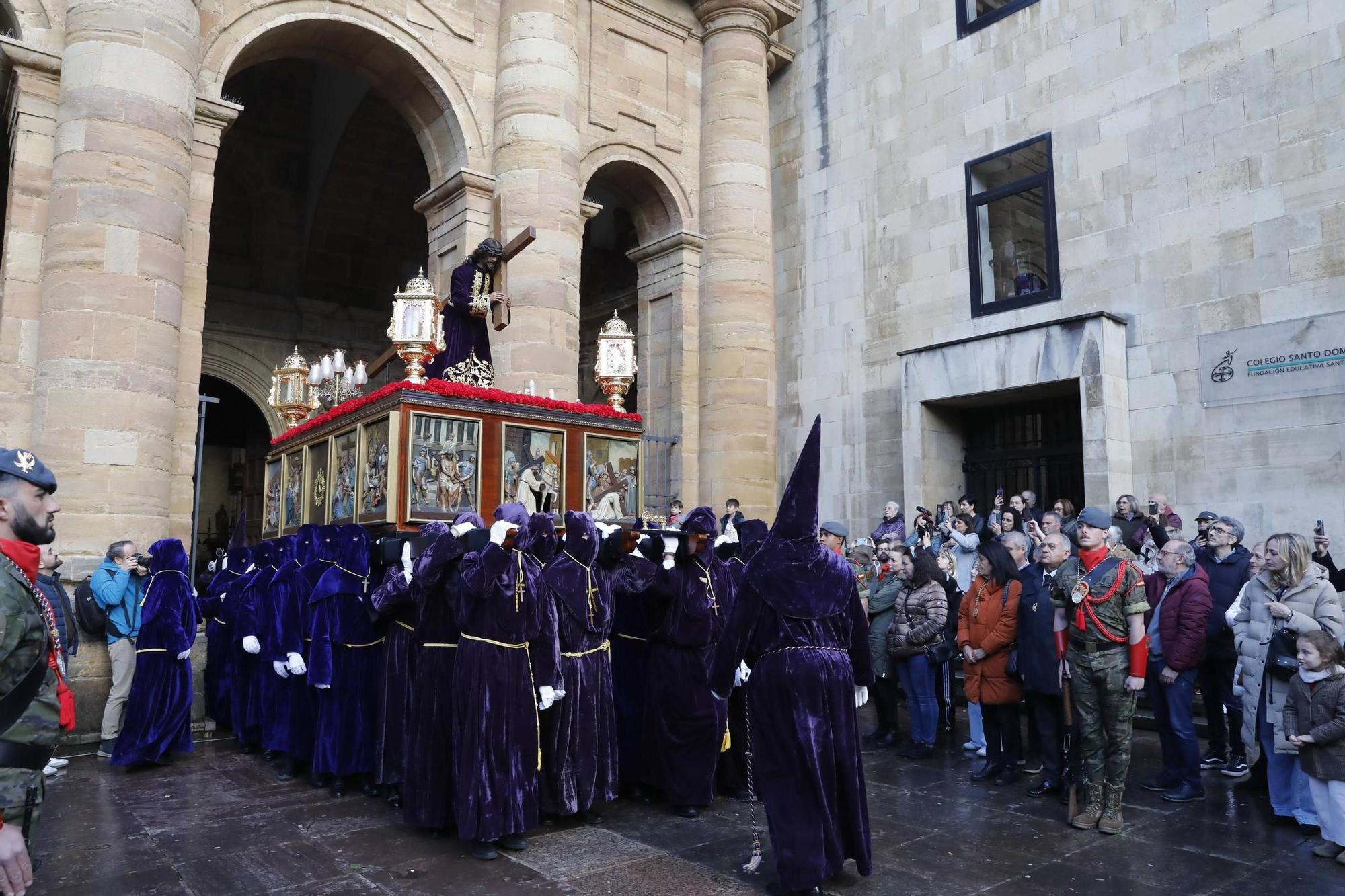 EN IMÁGENES | Procesión del Nazareno por las calles de Oviedo
