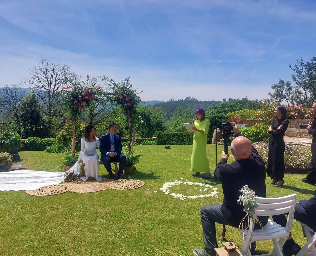 Boda en el castillo de San Cucao: el enlace de Raquel y David en Llanera