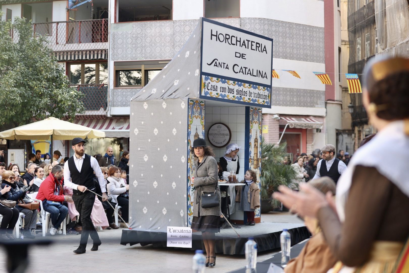 Los niños reviven el "Cant de l'Estoreta" en la Plaza del Árbol