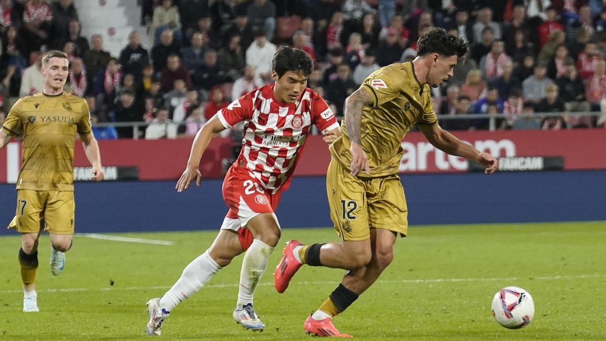 Kim Minsu pressiona Javi López durant el partit contra la Reial Societat