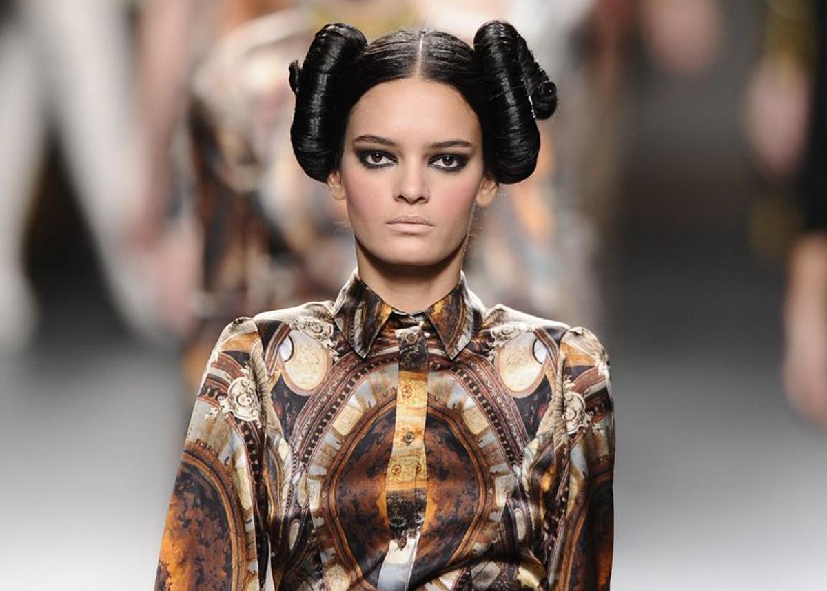 Maya Hansen se adentra en el bosque - Woman