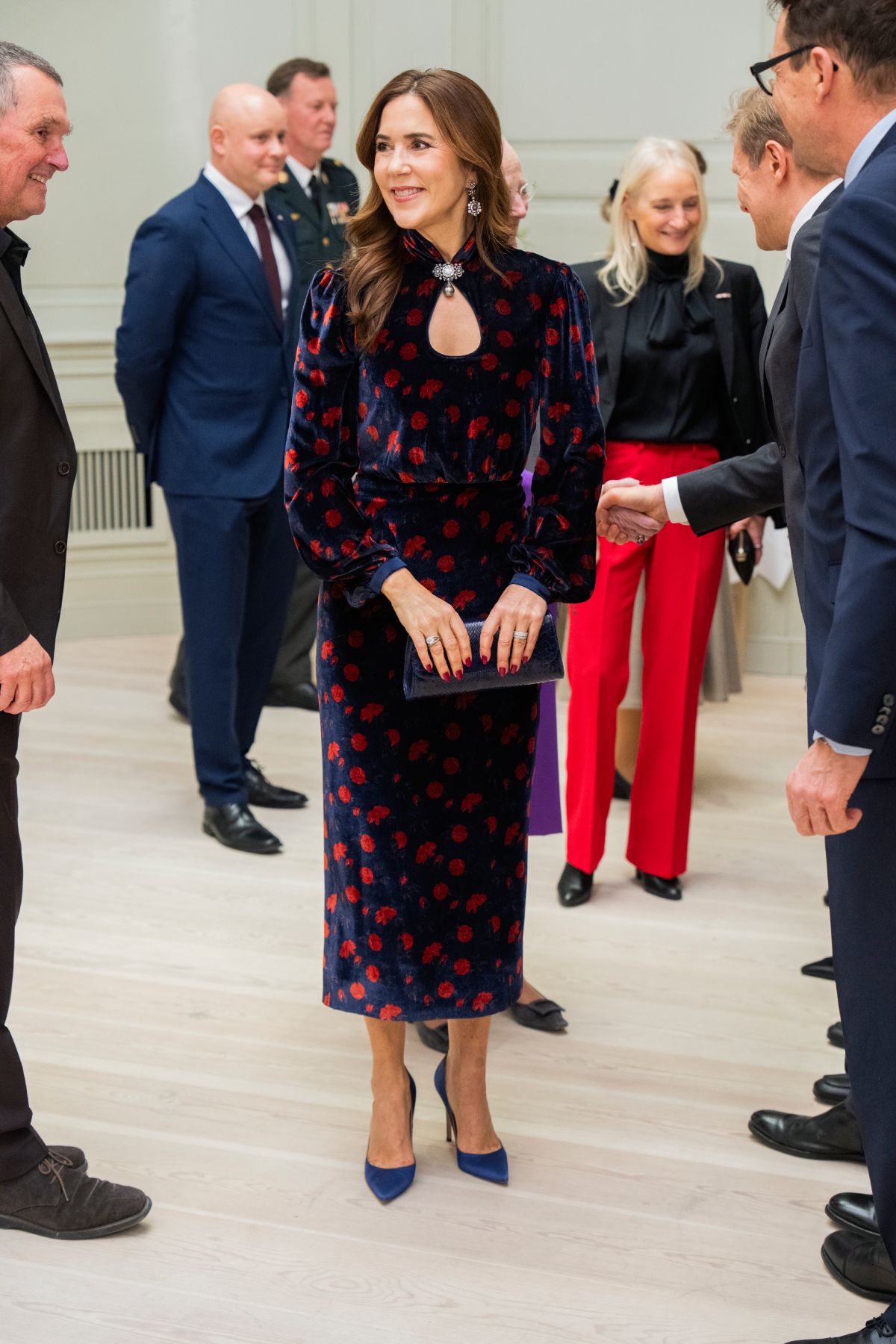 Mary de Dinamarca tiene el vestido de terciopelo y de inspiración ...