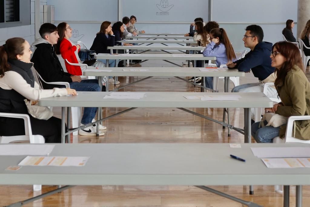 Cientos de personas realizan las pruebas orales del C2 de valenciano