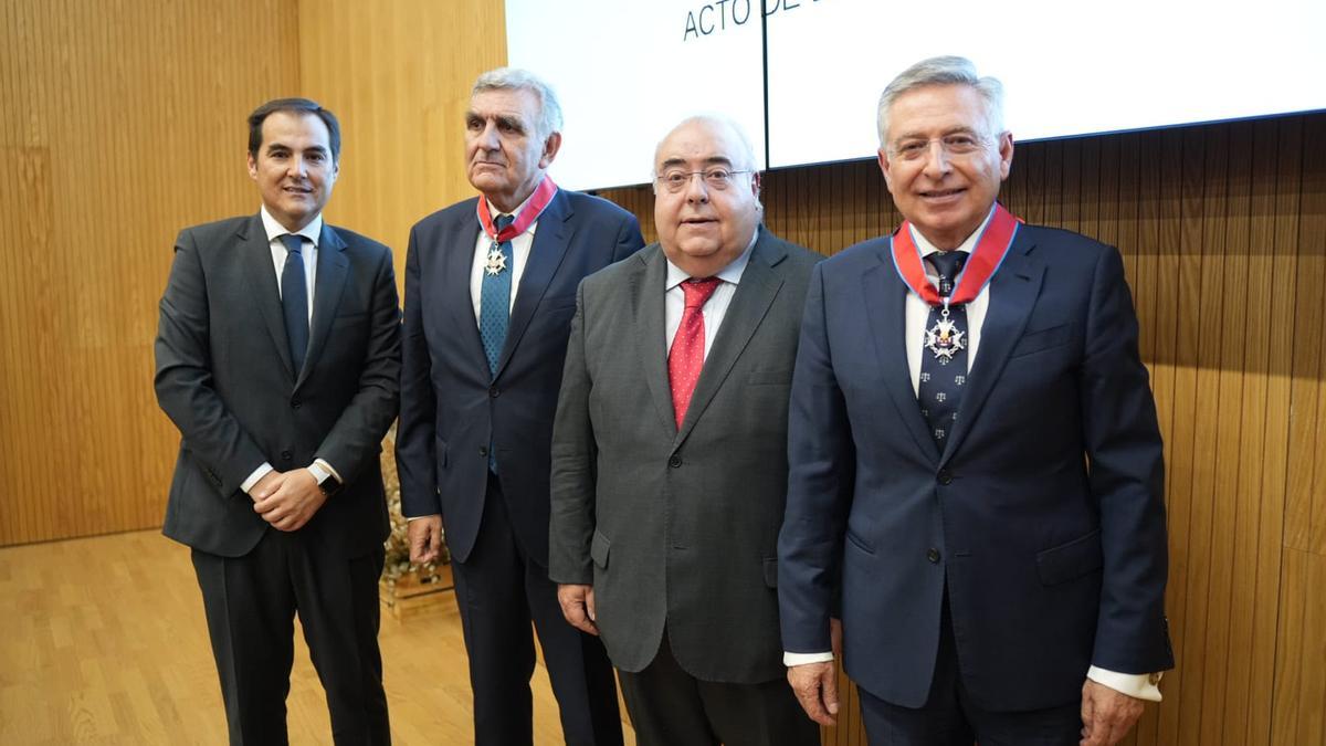 Sánchez Zamorano y Pedro Roque Villamor reciben la condecoración de San ...