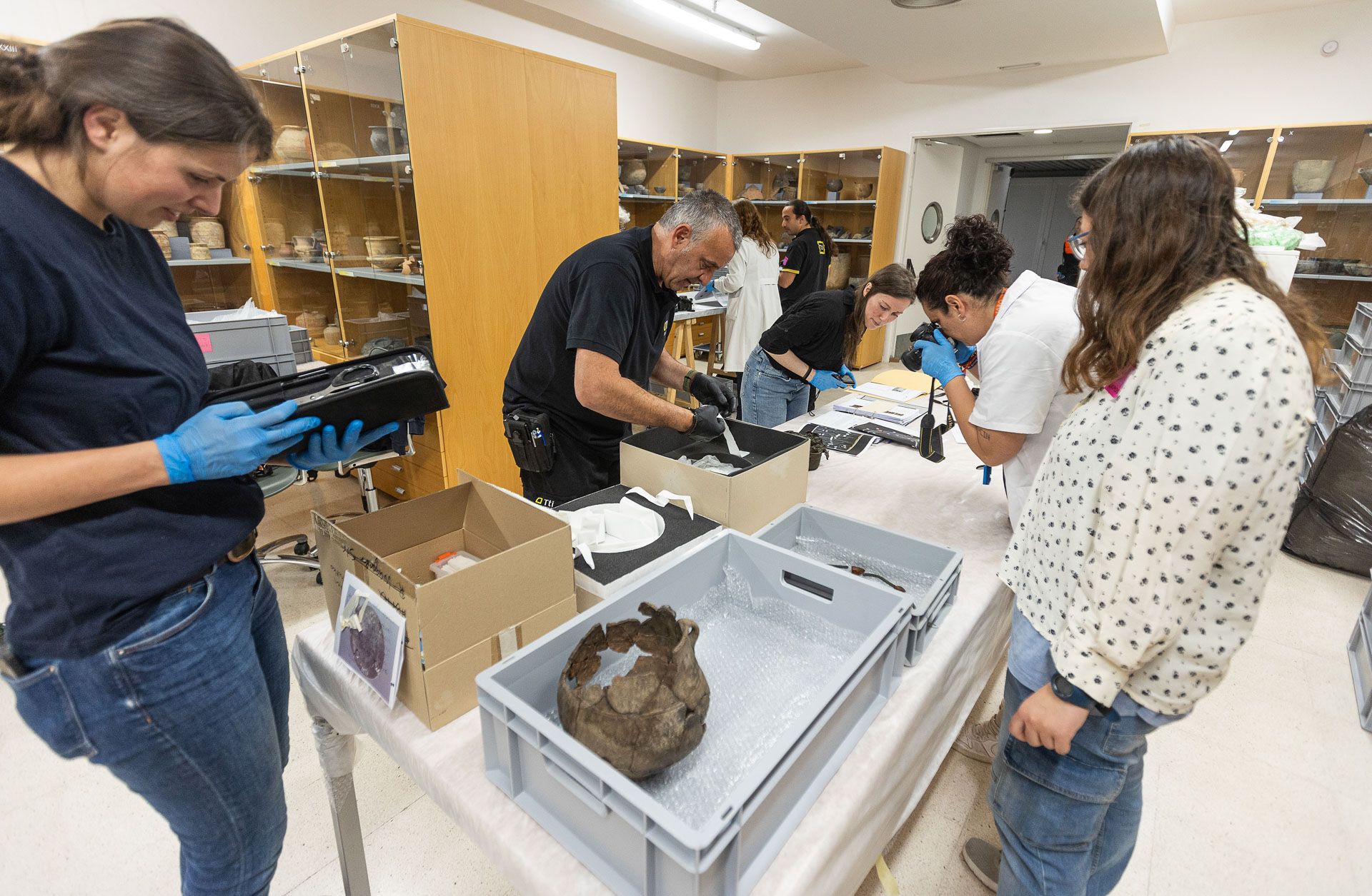 Toni Pérez visita el montae de la nueva exposición del MARQ