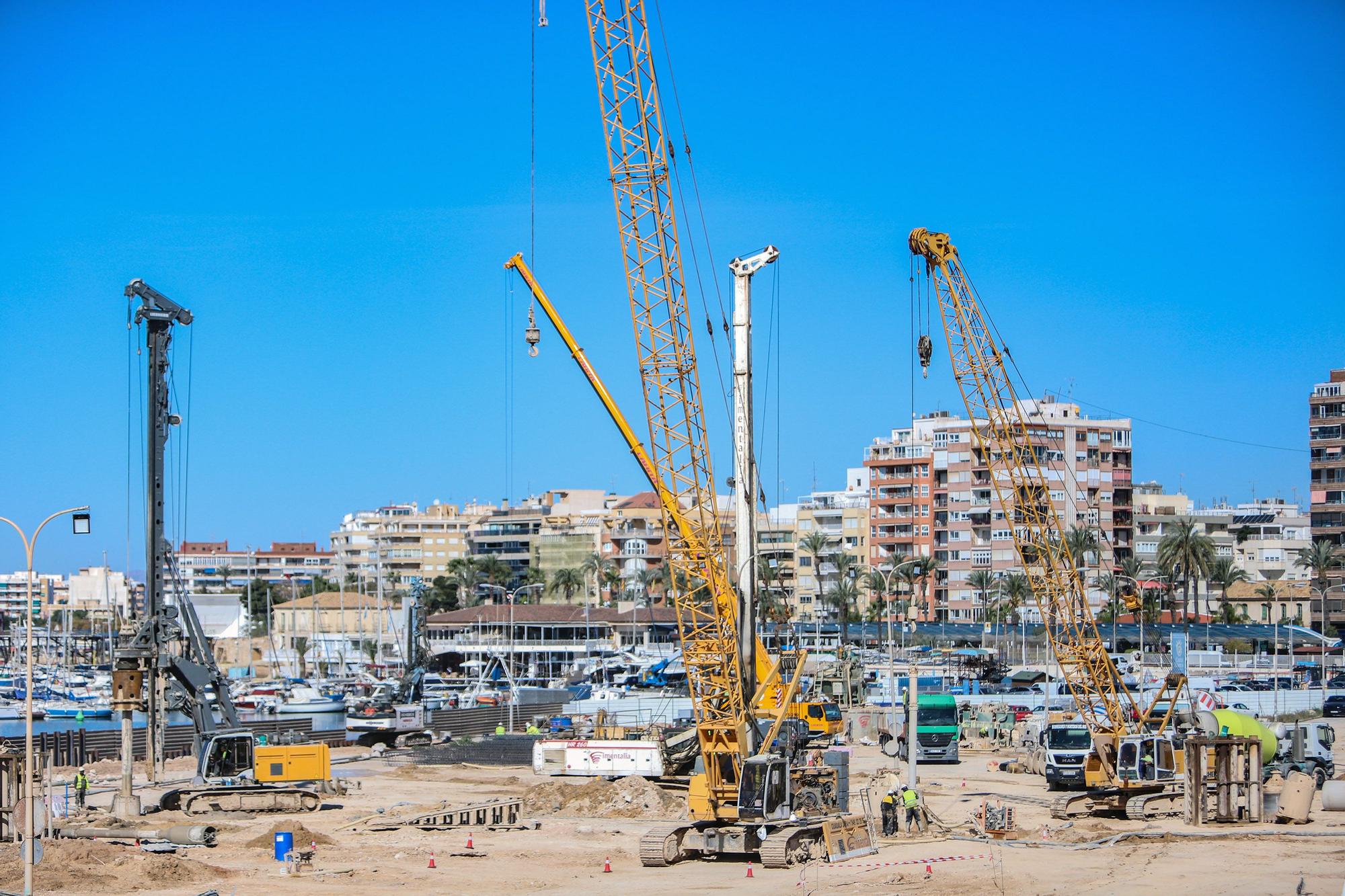 Obras de la nueva zona de ocio Paseo del Mar en el puerto de Torrevieja