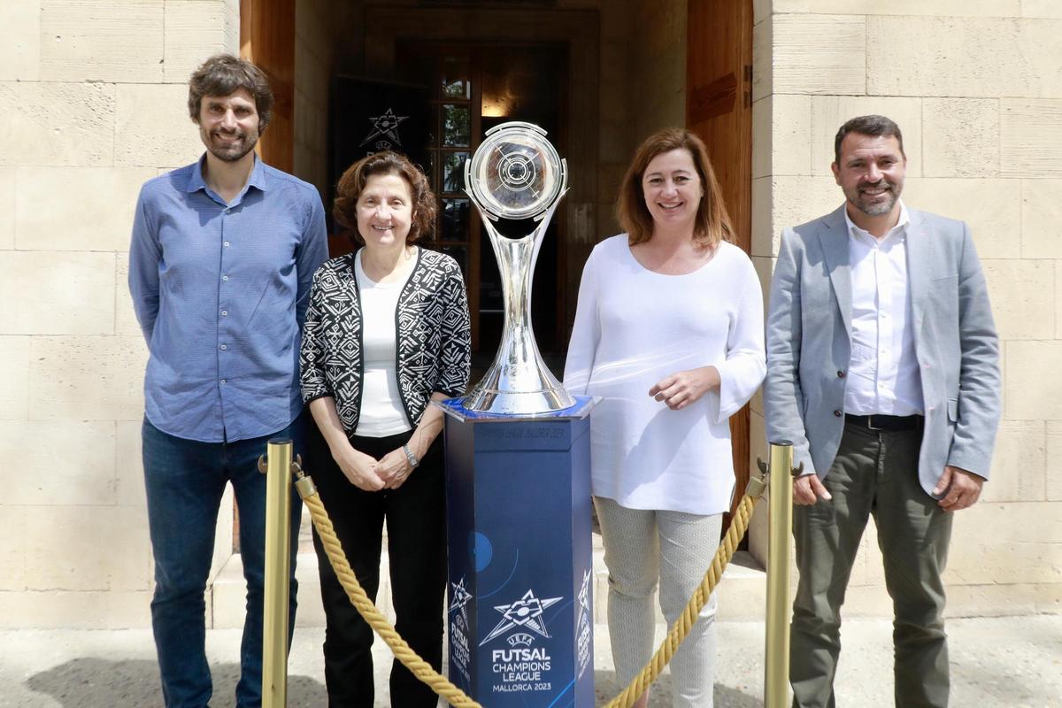 Francina Armengol conoce el trofeo de la UEFA Futsal Champions League