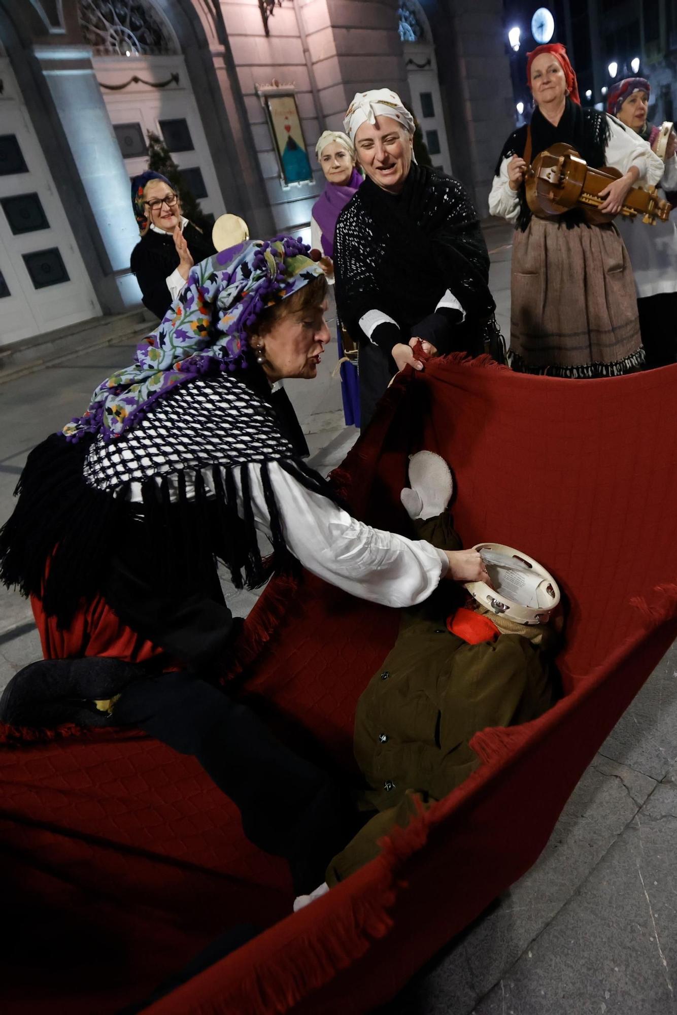EN IMÁGENES: El manteo del pelele de Comadres de Los Mazcaritos de Oviedo