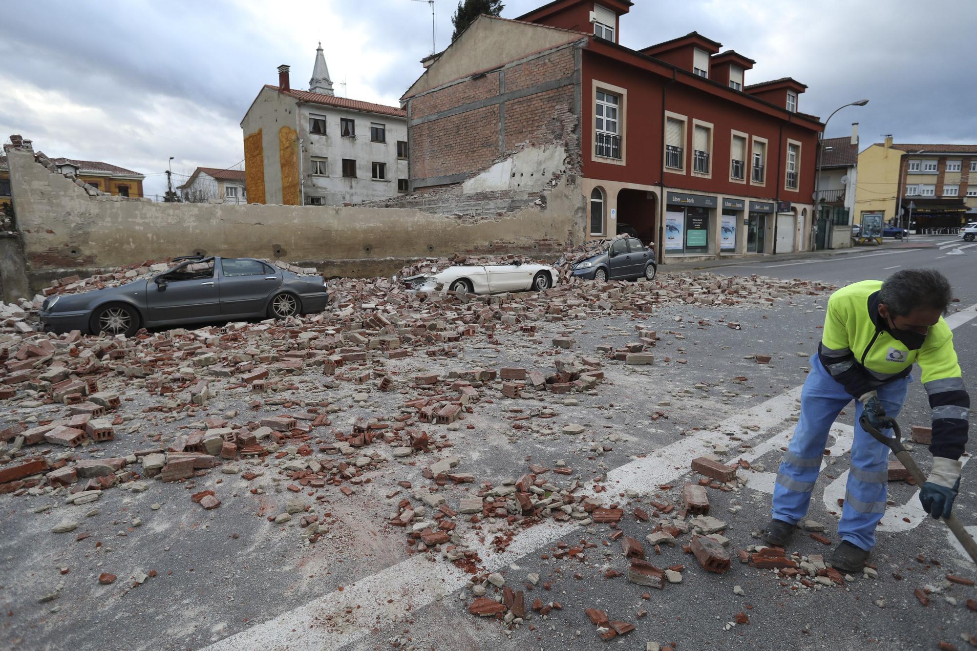 Las imágenes del derrumbe del cine Miranda en Avilés