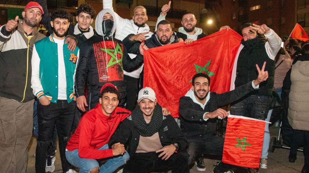 Miles de marroquíes celebran la victoria en toda España - Faro de Vigo