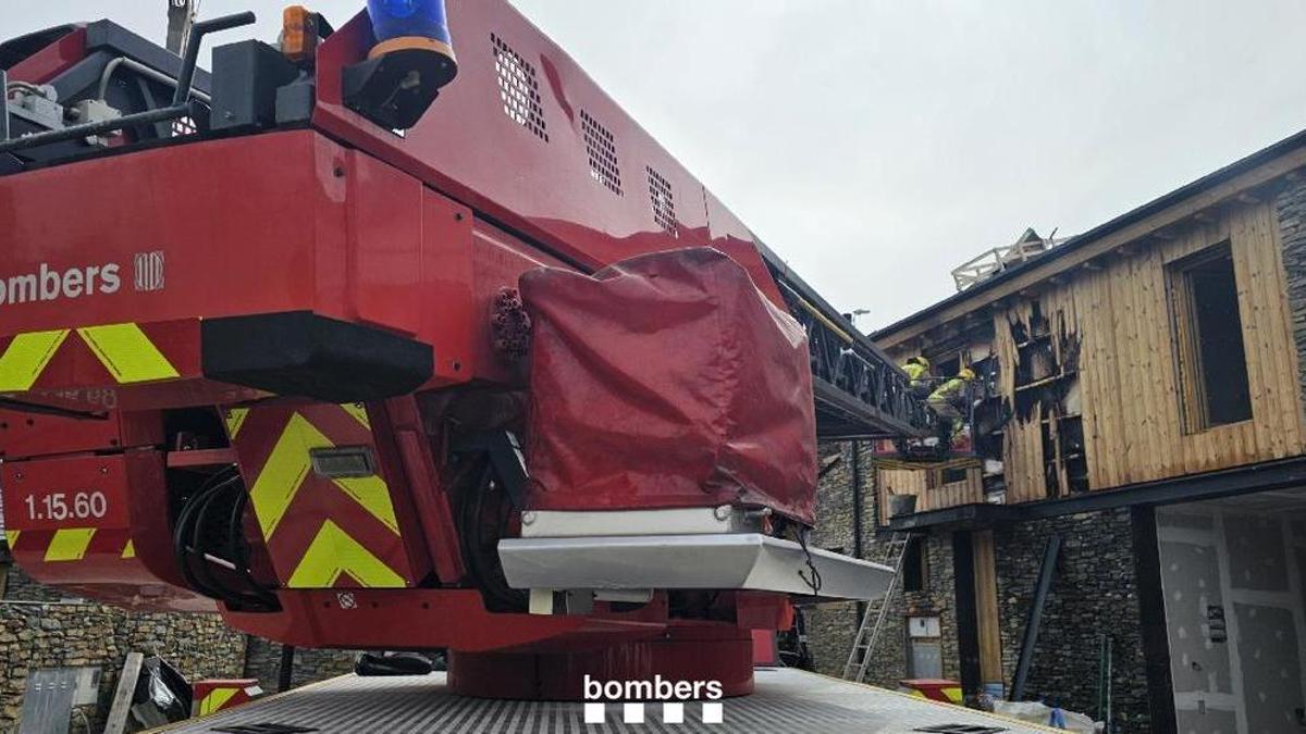 Crema el revestiment de fusta d’un habitatge en obres a Puigcerdà