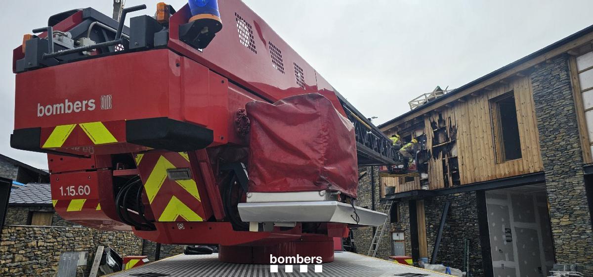 Crema el revestiment de fusta d’un habitatge en obres a Puigcerdà