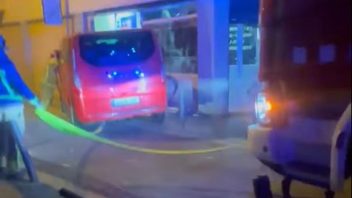 Un cotxe s'encasta contra la persiana d'un gimnàs a Girona