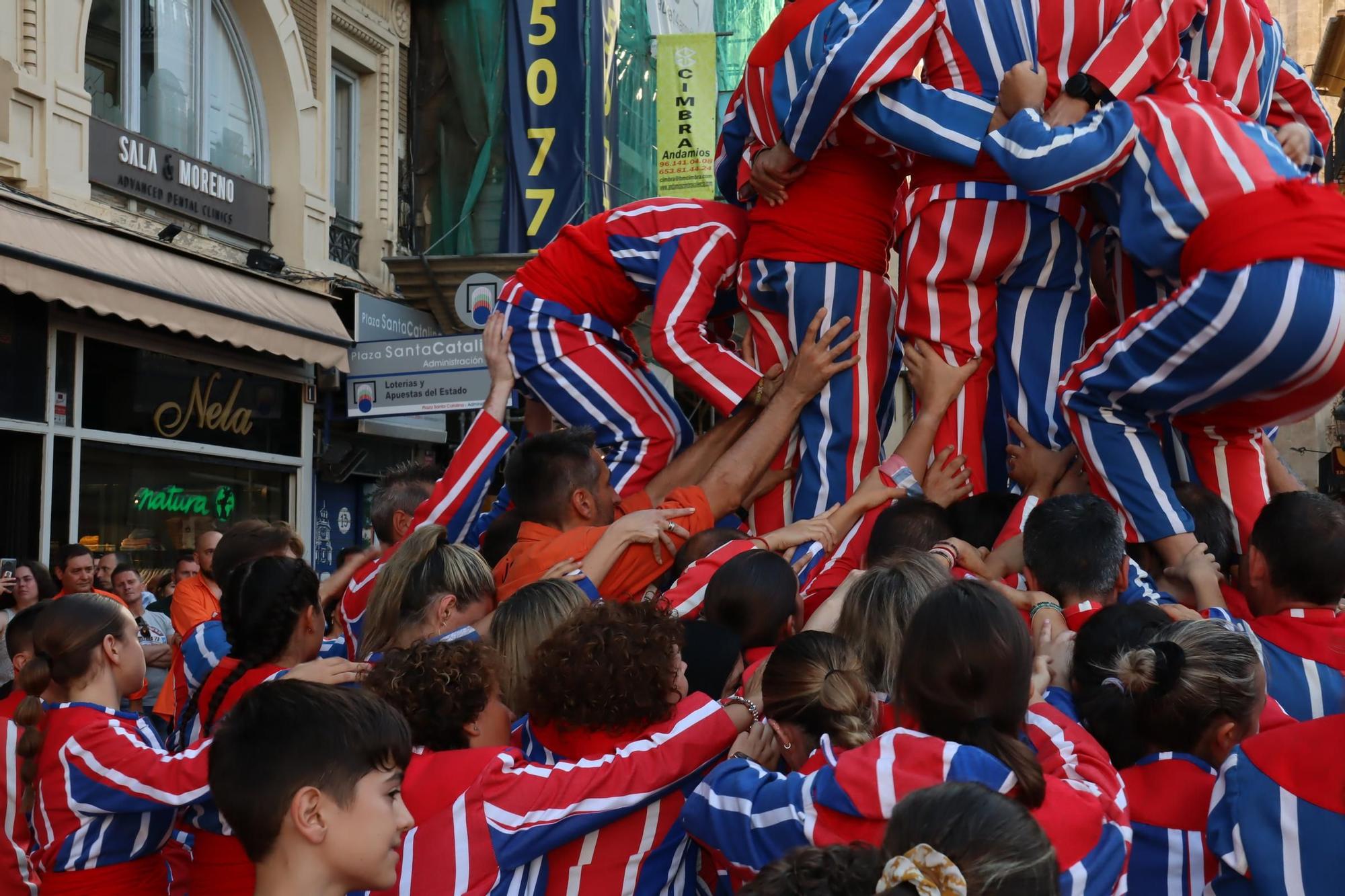 Espectacular exhibición de "Muixeranga" en las calles de València