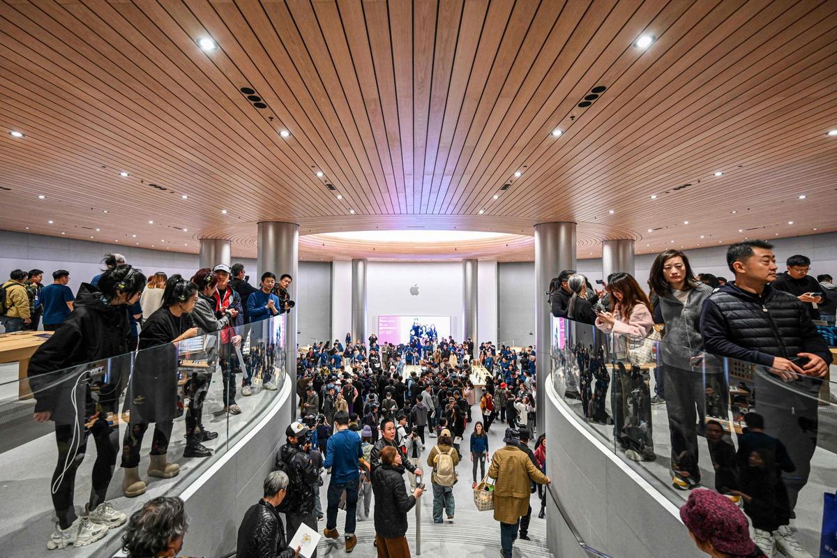 La tienda más grande de Apple en Asia abre sus puertas en Shanghái | FOTOS