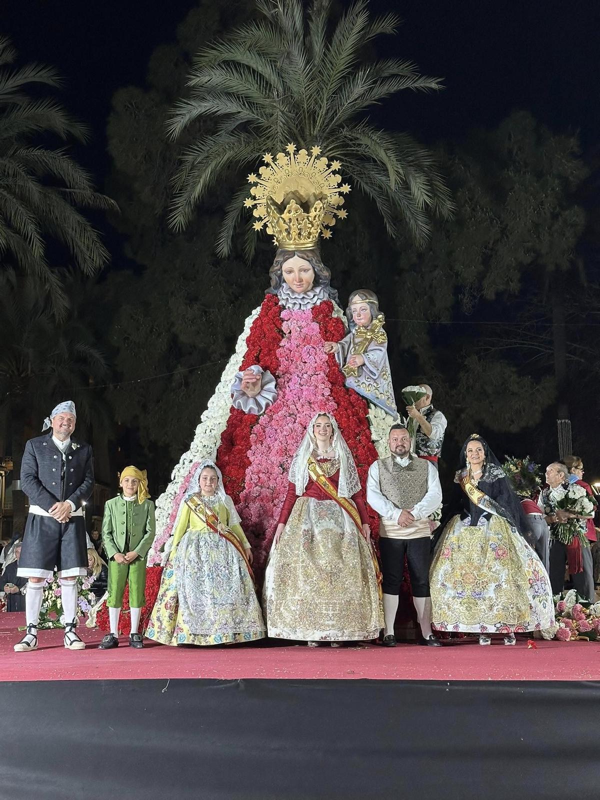 Las fallas de Silla celebra su ofrenda aplazada por la lluvia