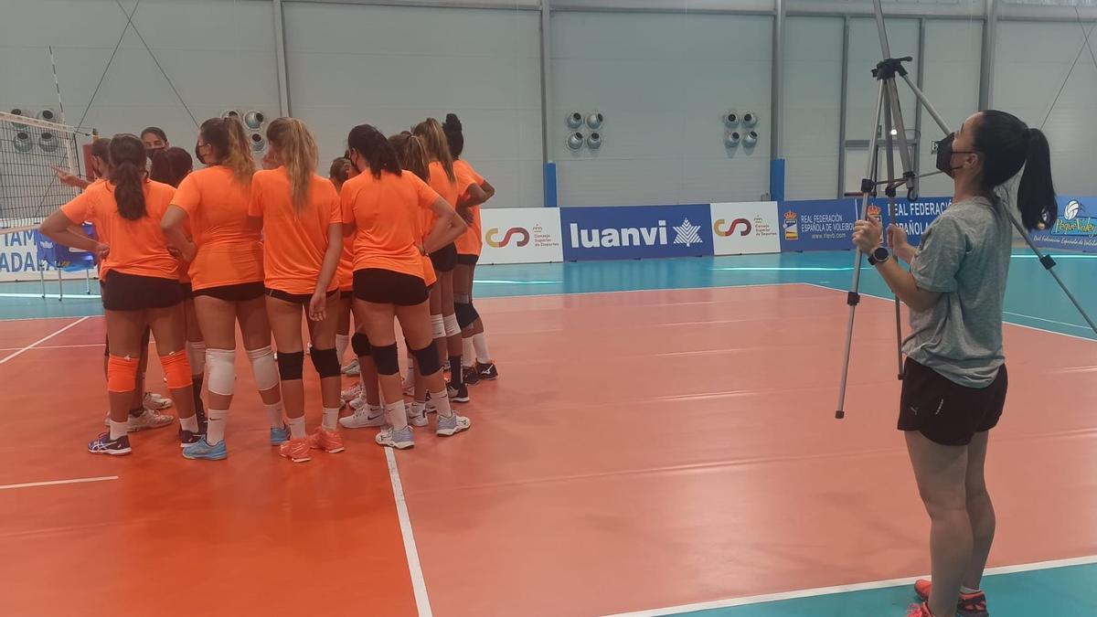 Judith Pérez, directora técnica del Arroyo, en la formación de ...