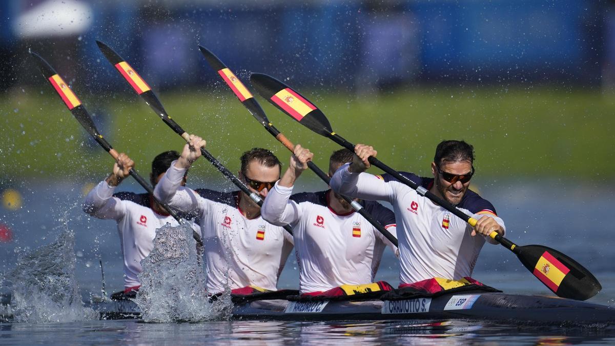 Carlos Arévalo firma un doblete de semifinales con el K4 y el K2