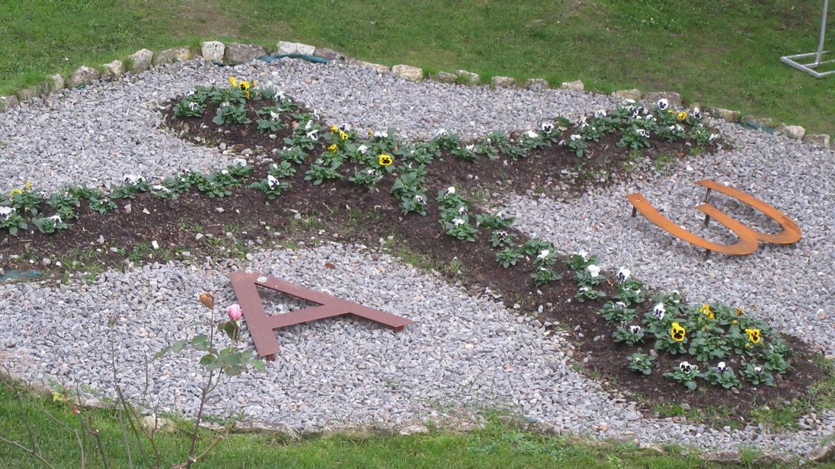Reemplazan la letra Omega, mayúscula por minúscula, de la floral Cruz ...