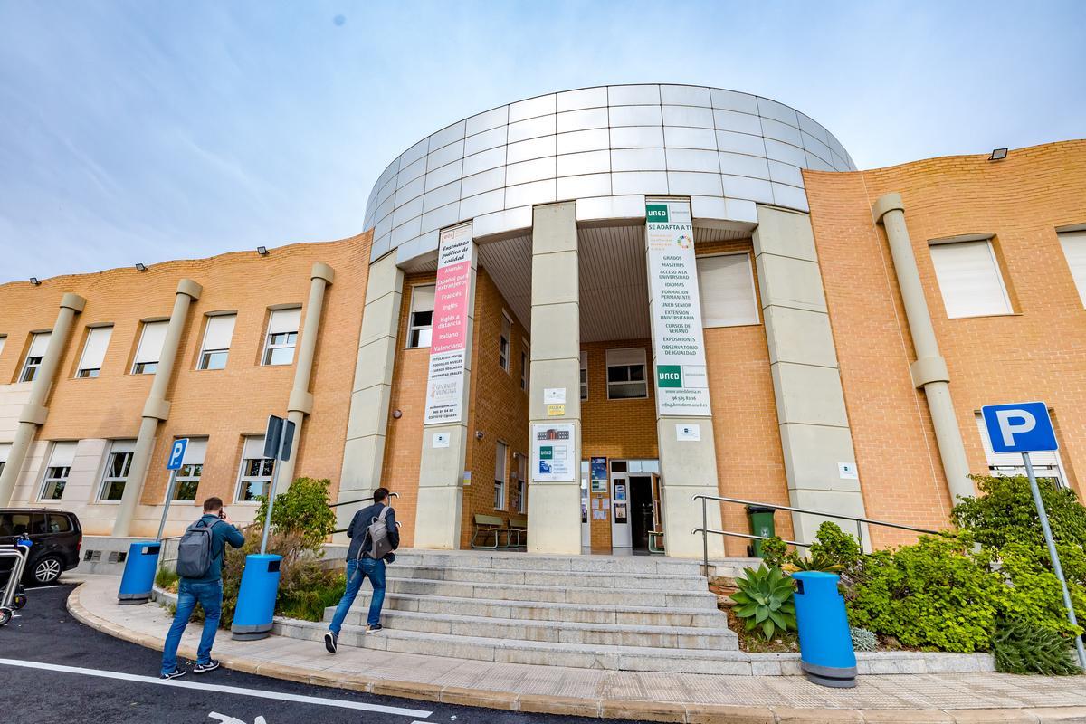 La Escuela Oficial de Idiomas de Benidorm pide sede propia en su 20 ...