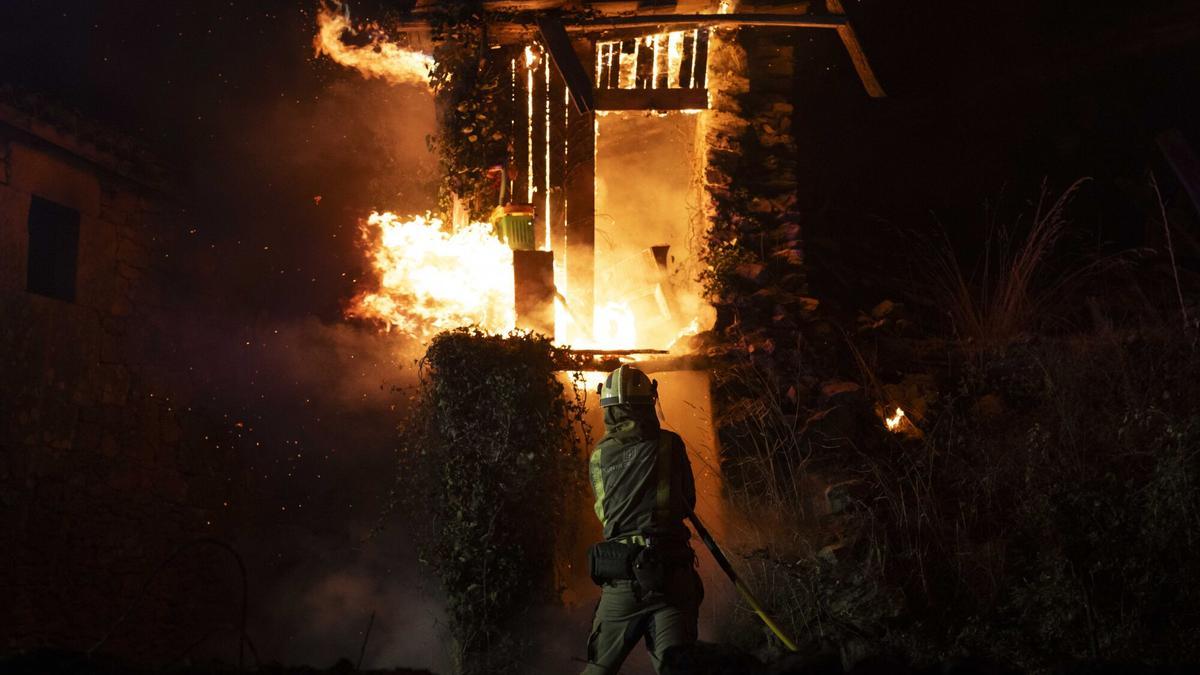 Miedo por el fuego y la vista en el cielo: más de 2.000 hectáreas y una decena de viviendas ...