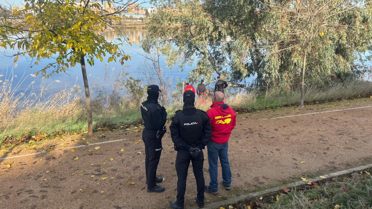 DISPOSITIVO BÚSQUEDA ARMA CRIMEN FUNCIONARIA BADAJOZ | Bomberos ...