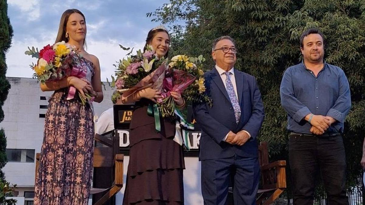 Maria Isabel Rosado es coronada reina de la barriada de San Antonio