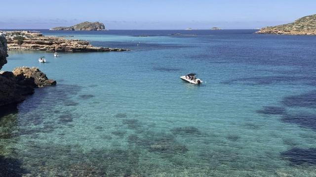 Imaginario de Ibiza: Reequilibrarse los chakras con los azules de Comte