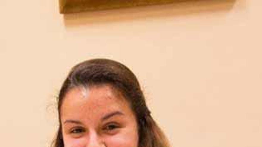 Clara Suárez, de Luarca, gana el premio de redacción de la Fundación ...