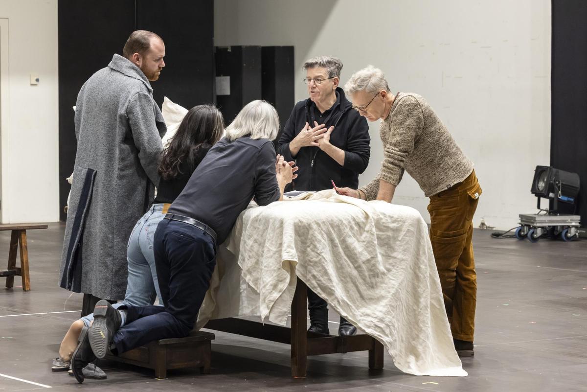 Les Arts reúne a más de 230 músicos y artistas para el impactante montaje de Robert Casen de ...